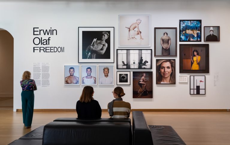 Erwin Olaf in Stedelijk Museum: kunstenaar en activist op eenzame hoogte - Museumkijker.nl ...